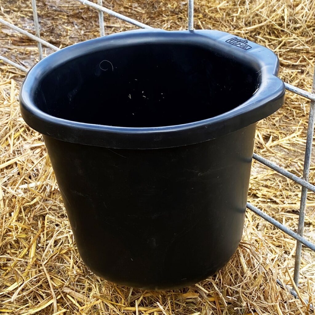 Direct attach calf bucket - Intershape